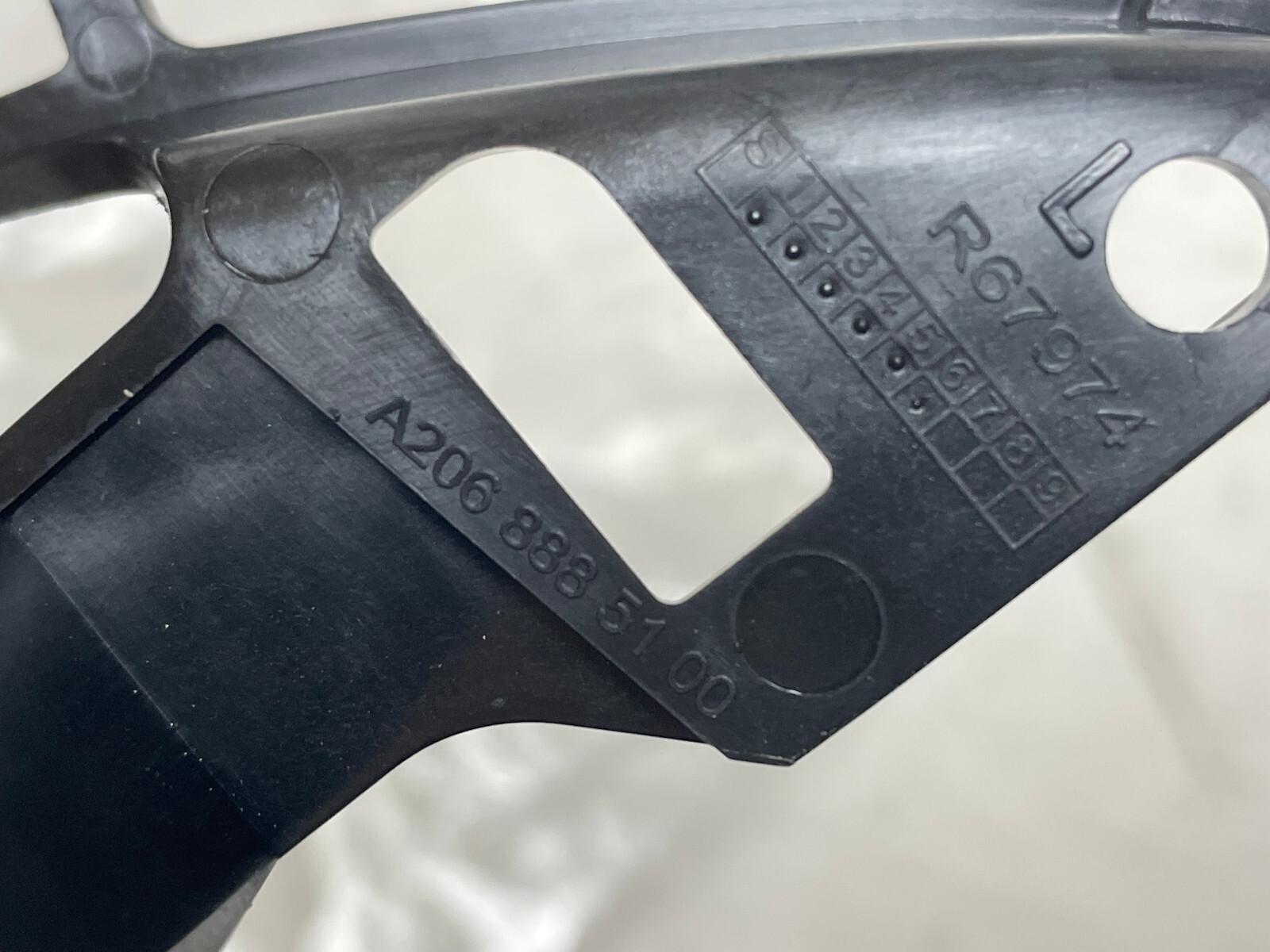 Mercedes C-Klasse W206 Halter Kühlergrill A2068885100 Neu ORIGINAL | eBay