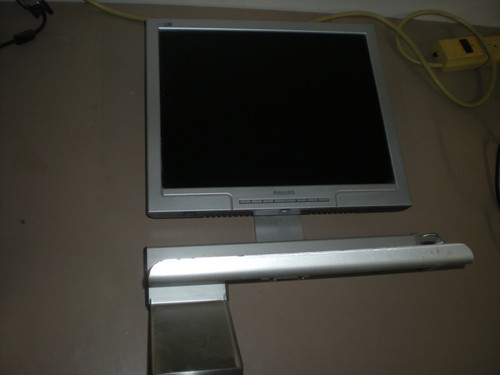 Philips 170S7FS/69 LCD 17" Display with Swivel Mount, Keyboard Tray ...