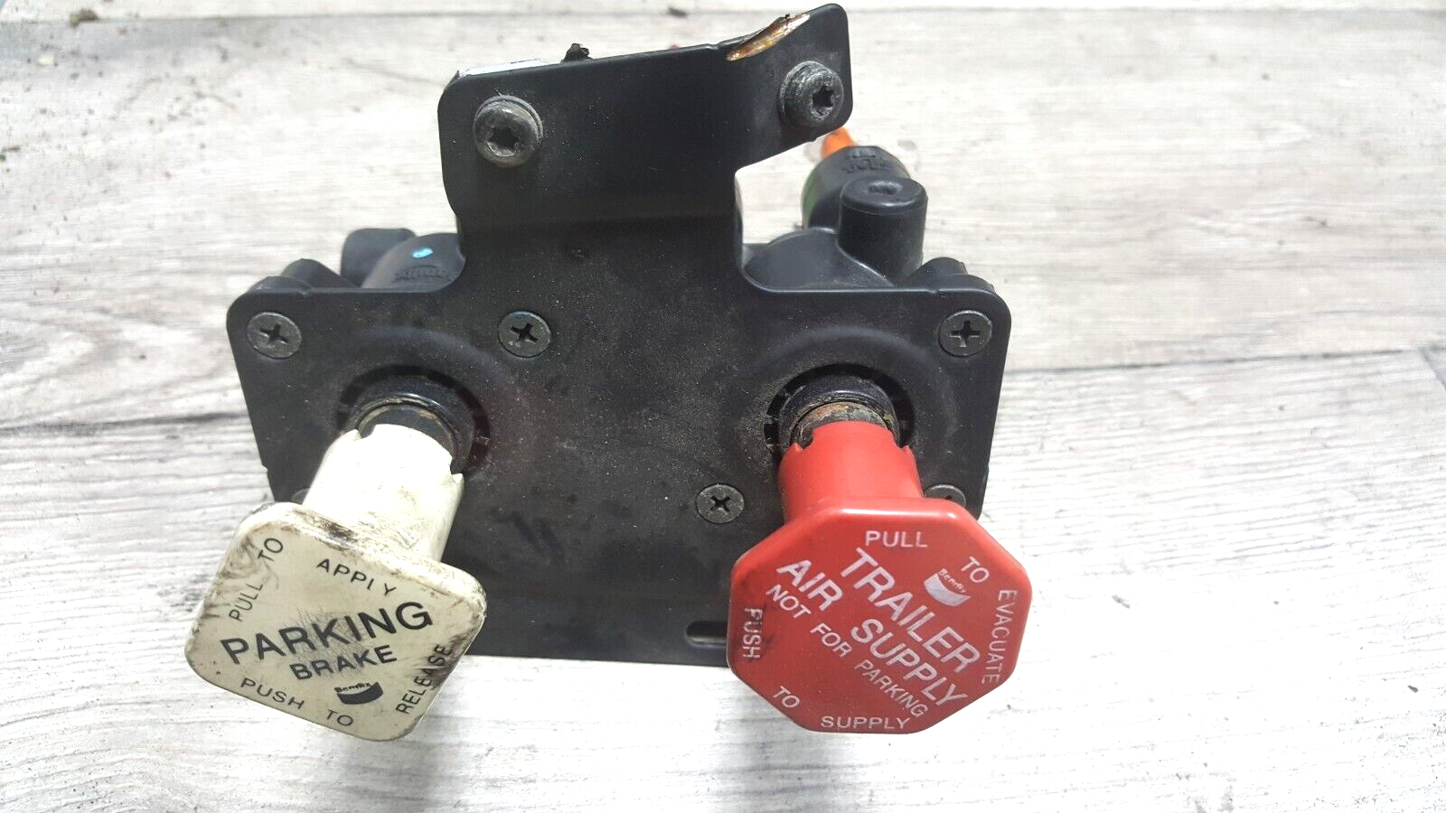 BENDIX PUSH / PULL AIR BRAKE VALVE 5001231 , 4790208 ,4844553 | eBay