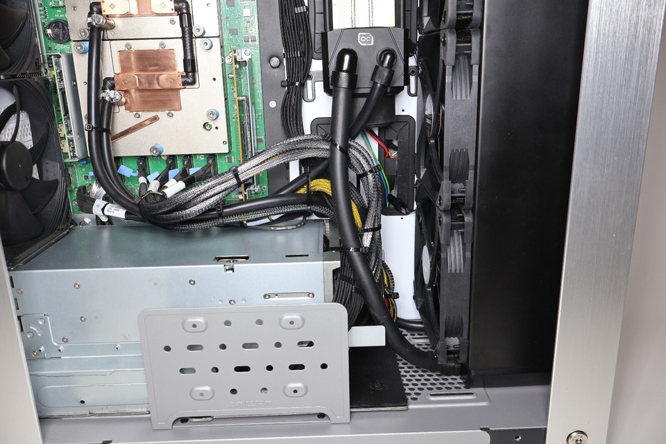 Nvidia GH200 624GB Liquid grey desktop workstation computer PC for AI ...