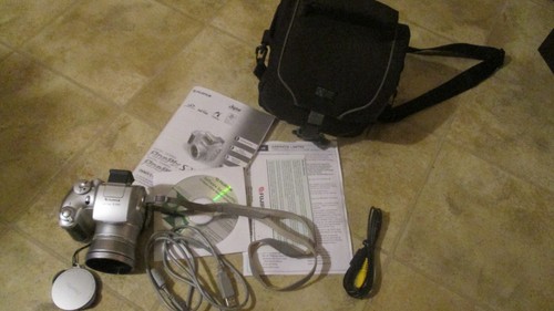 Fujifilm FinePix S3100 Digital Camera 6X 4.0 MP With Card & Bag/CD ...