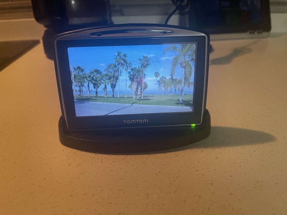 TomTom Go 720 4.3" Widescreen Touch Screen Bluetooth Portable GPS By ...
