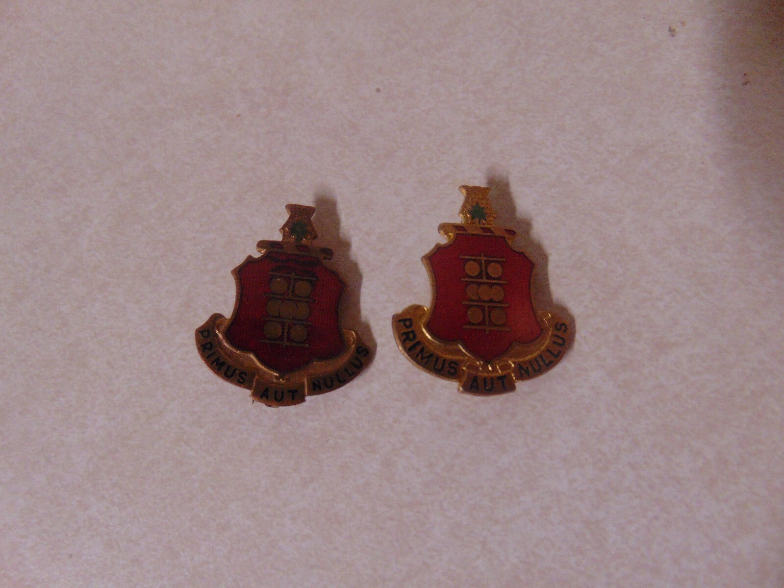MILITARY INSIGNIA CREST DUI SET OF 2 POST WW2 1ST FIELD ARTILLERY ...