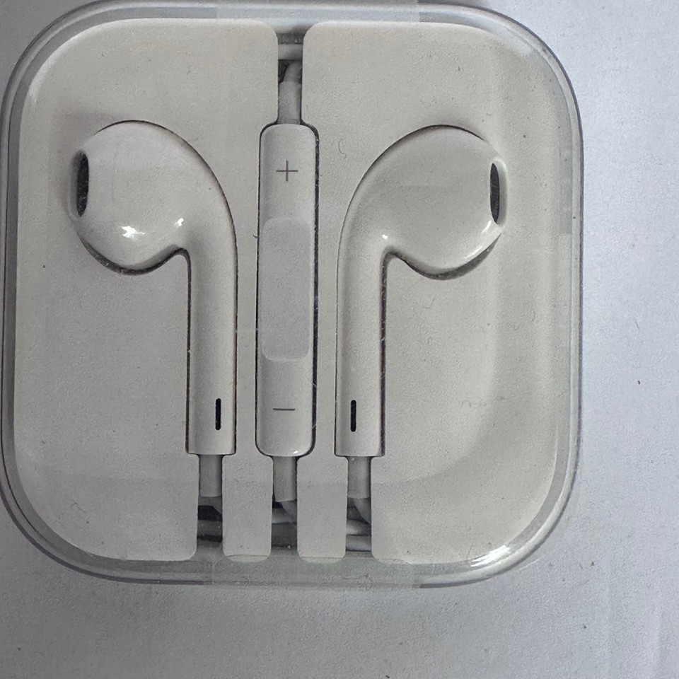Apple EarPods Wired Headphones with 3.5mm Plug - White iPhone iPod | eBay