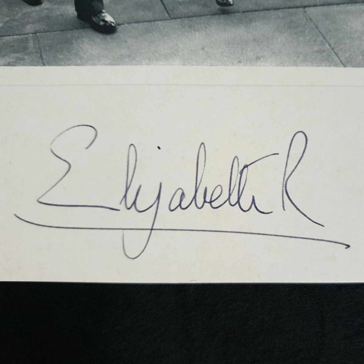 Queen Elizabeth 2 Signature