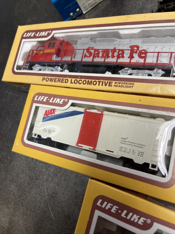 SEE PHOTOS Life-Like Train Set Lot Of Cars/Tracks/Access | eBay