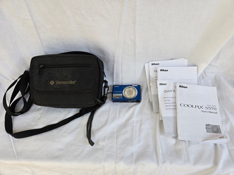 Nikon Coolpix S570 Digital Camera 12 MP Blue W/Case, Battery, CD/cables ...