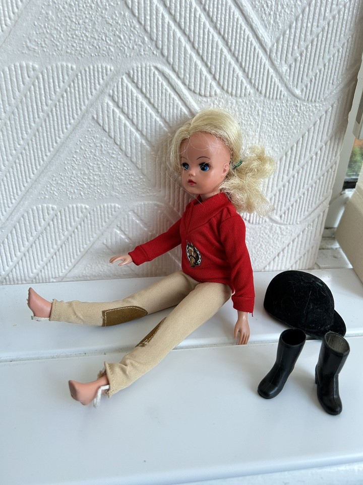 Pedigree Sindy 70’s Pretty Pose doll in Pony Club Outfit with Her Horse ...