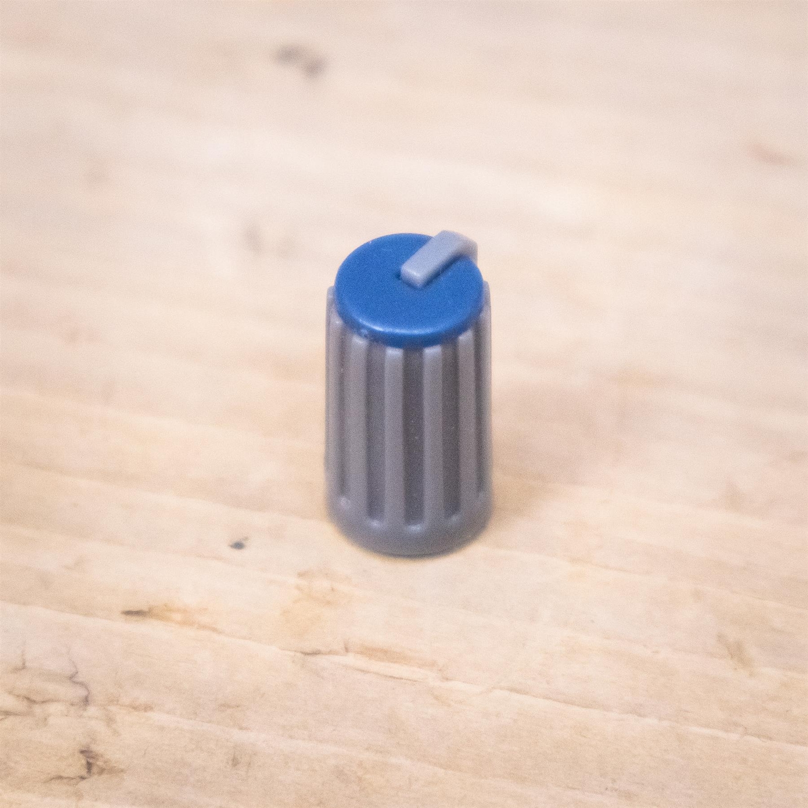 Behringer Gray Knob with Blue Cap for Eurorack MX/UB Series Mixers | eBay