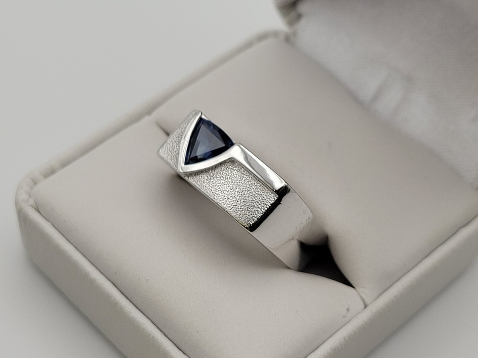 14k Trillion Sapphire Mens Square Shape Texture Design 18.1gr. Ring ...