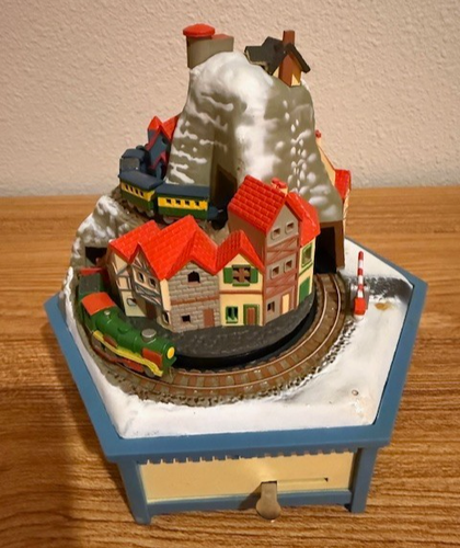 VTG 1981 Enesco Music Box Alpine Village Train Wind-Up Plays (Small ...