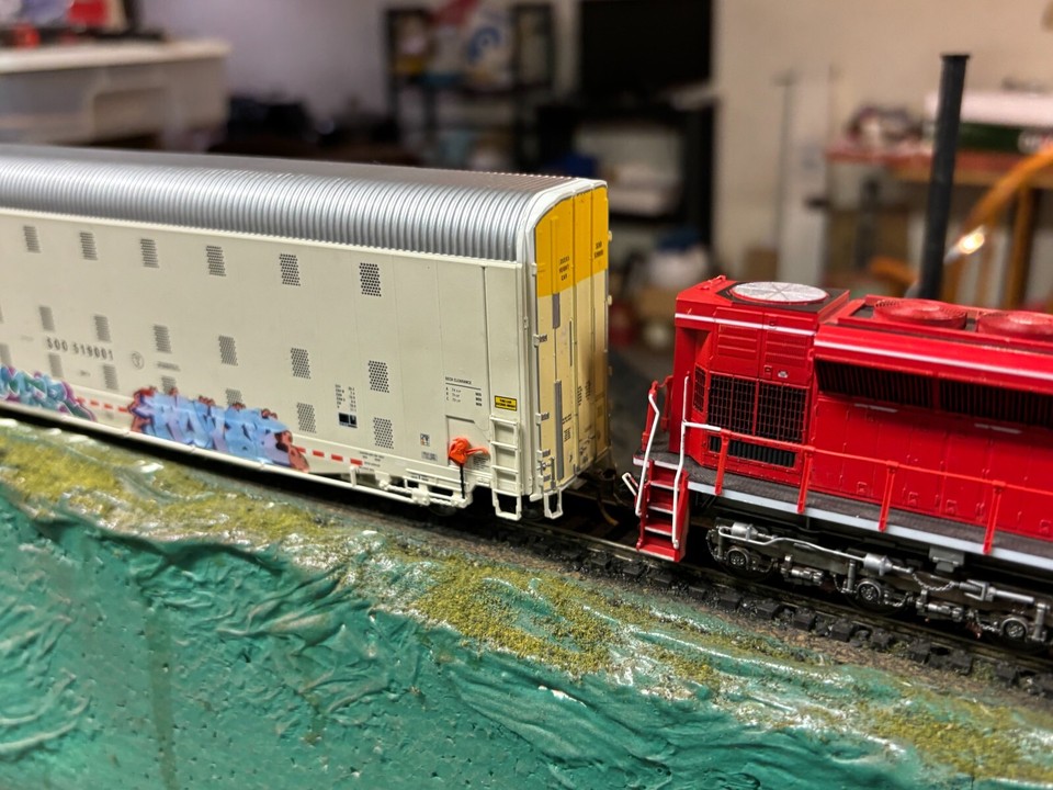 Two HO Athearn CP 2 auto racks w/ nice Graffia W/ kd, NO STEPS or ...