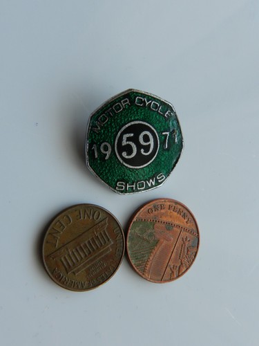 VINTAGE GREEN ENAMEL BADGE, 59 MOTOR CYCLE SHOWS 1971. CLUB ACE CAFE ...