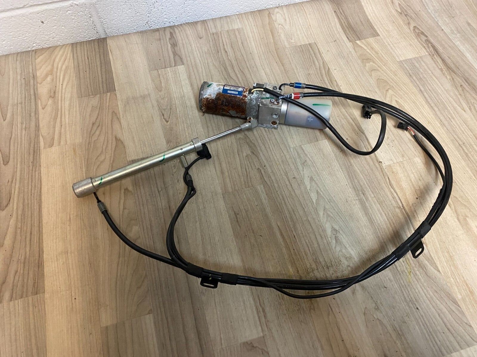 MERCEDES BENZ W221 S550 OEM REAR TRUNK LID LOCKING HYDRAULIC CLOSE PUMP ...