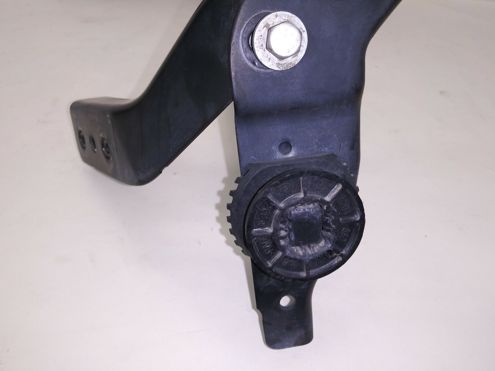 Mercedes-Benz C Class W204 Headlight Left Frame Support Bracket Mount ...