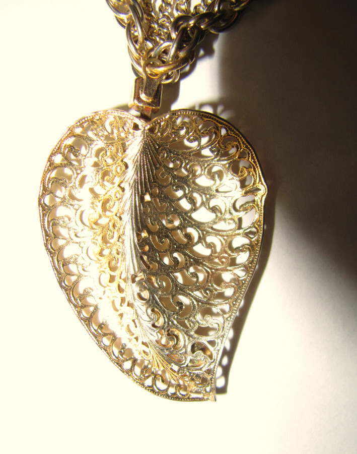 Necklace Gold filigreed and rhinestone leaf necklace … - Gem