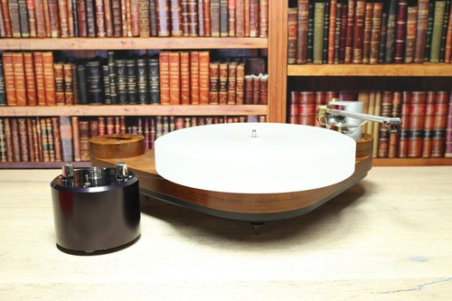 Schröder Plattenspieler mit Referenz-Tonarm. Turntable with tonearm ...