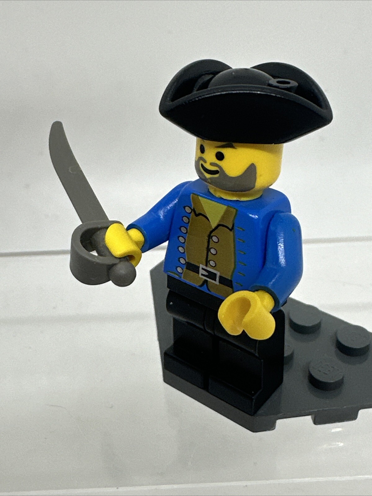 LEGO Vintage Pirate Minifigure - Brown Shirt, Black Triangle Hat (pi033 ...