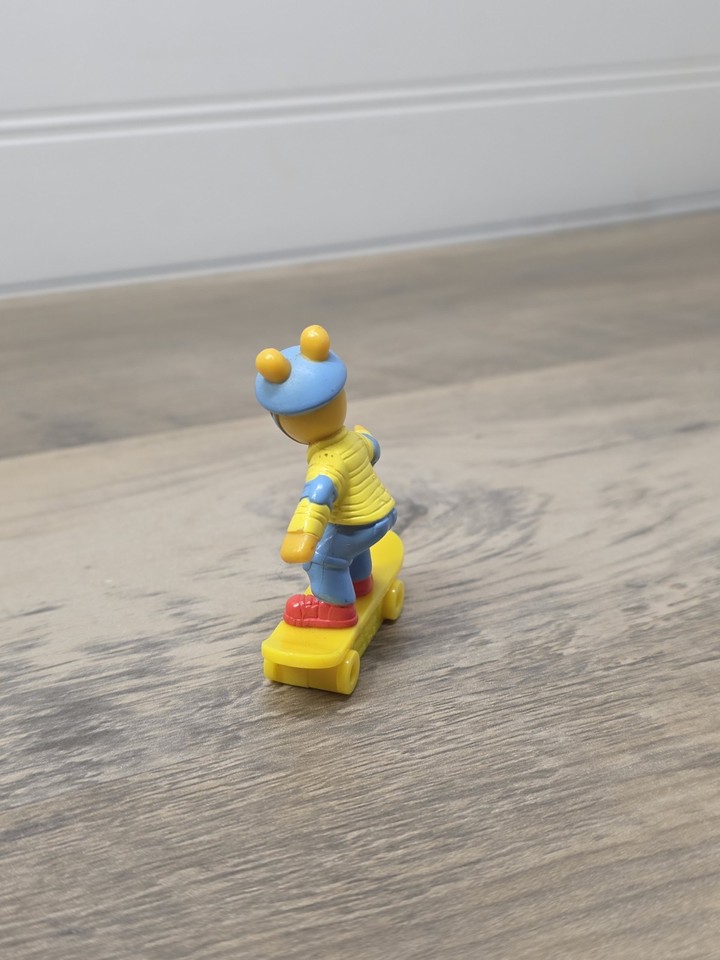 PBS Kids Arthur on Skateboard PVC Aardvark 2" PVC Figure Wendy's Kids ...