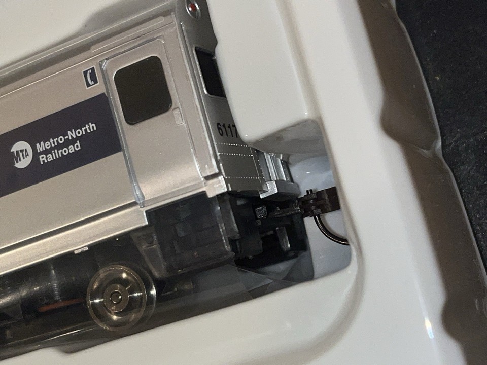 NIB WALTHERS MTA METRO-NORTH 6117 PASSENGER COMMUTER MODEL RR TRAIN CAR ...
