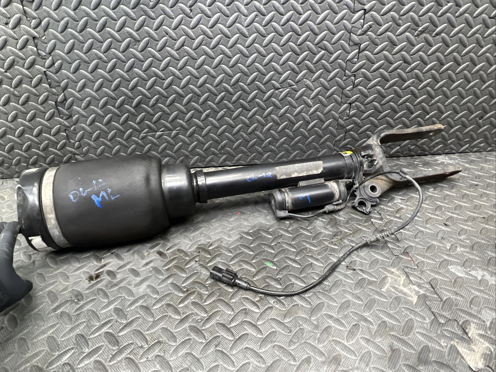 OEM 2006-12 Mercedes W164 ML350 Front Left Right Air Shock Absorber ...