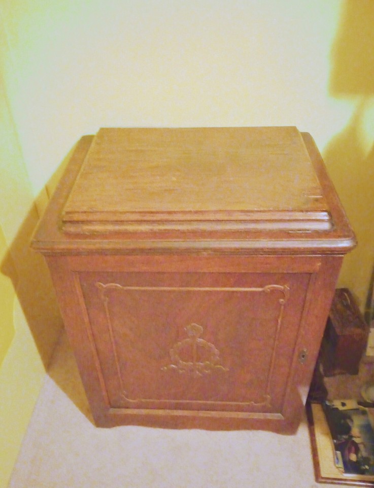 1892 Antique VS2 Singer treadle sewing machine in cabinet, Original ...