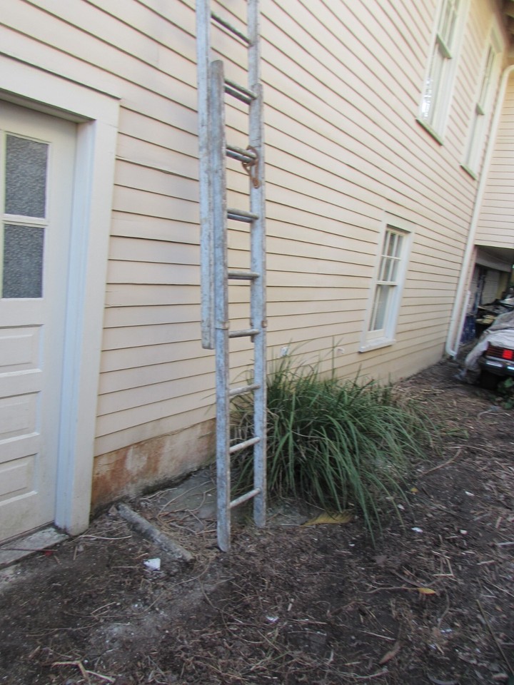 VINTAGE WOODEN ROUND RUNG EXTENSION LADDER - RARE | eBay