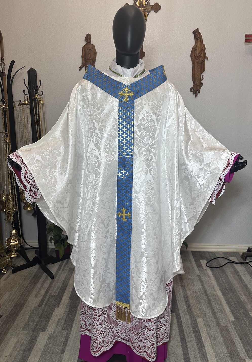 WHITE CHASUBLE WITH BLUE PALLIUM + STOLE | eBay