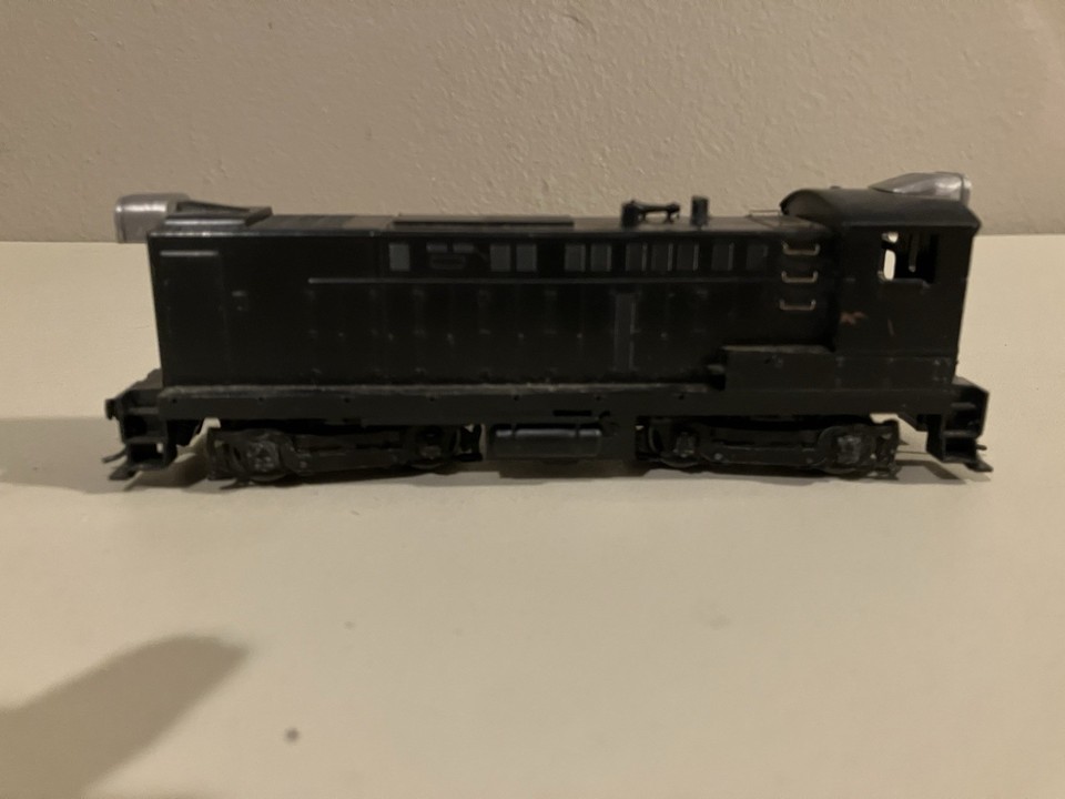 HO Scale Athearn ALCO S-2 Diesel Switcher Locomotive - Undecorated ...