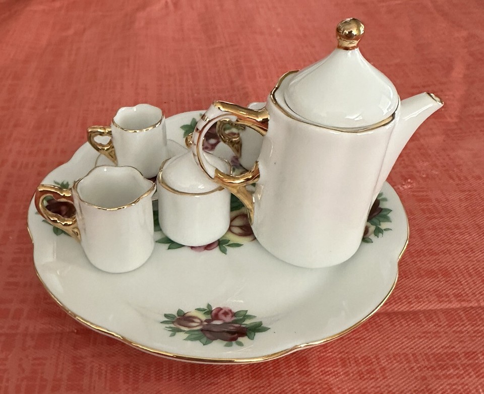10 Piece Fine Porcelain Red Roses Gold Scalloped Trim Mini Collectible ...