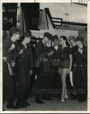 1955 Press Photo "Queen Of North Island" Elaine Block With Marines in ...