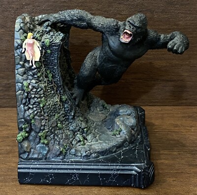Weta Collectibles King Kong Bookend Statue - KONG Bookend Only Read ...