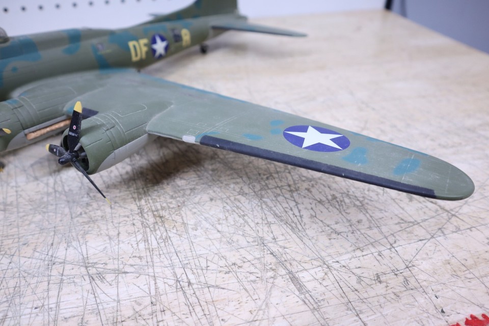 Franklin Mint B-17F Memphis Belle Signature Series Diecast Airplane 1: ...