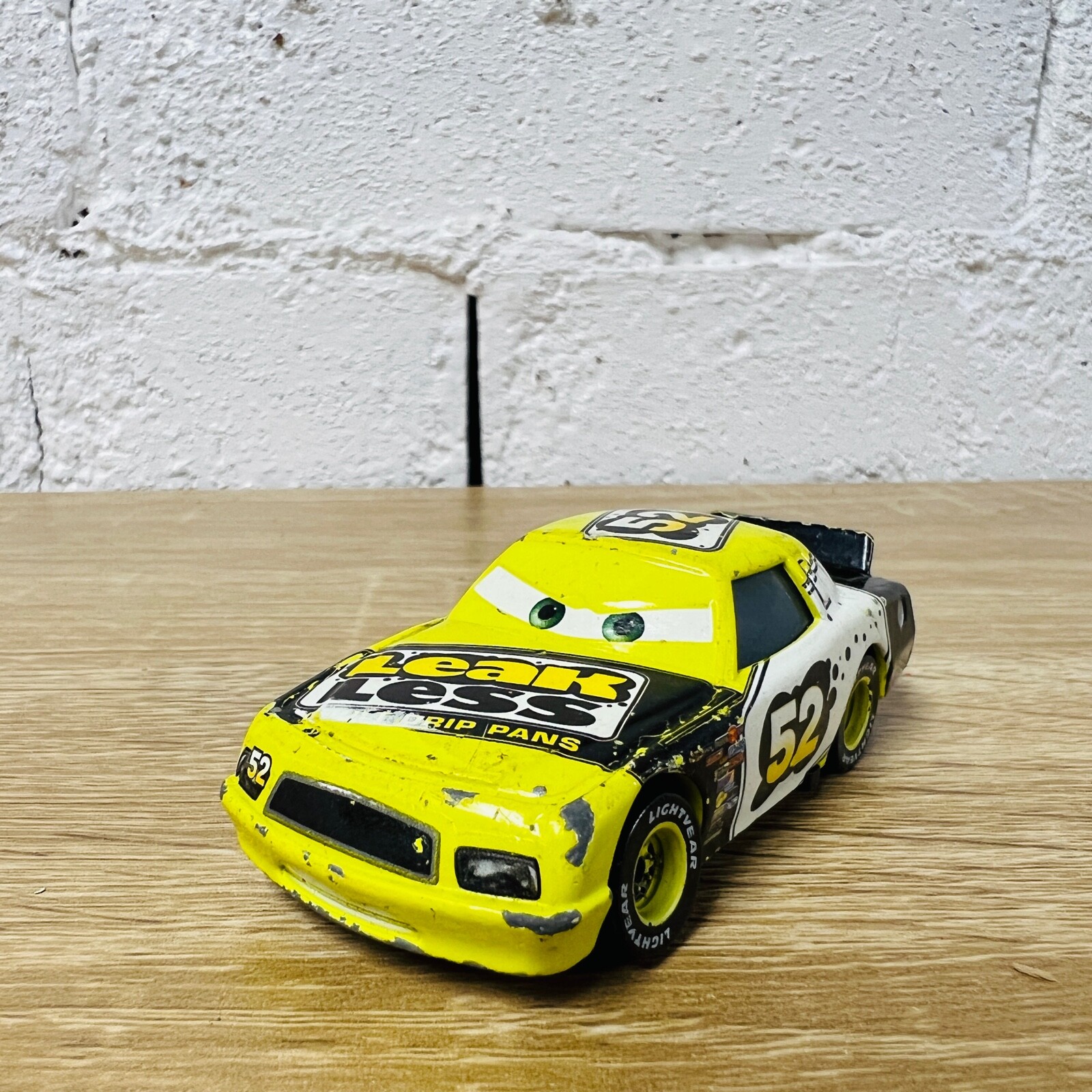 Disney / Pixar Series 1 Claude Scruggs Leak Less Cars Movie Diecast