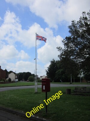 Photo 6x4 Upside down Union Flag #39 Eastoft On the village green ...