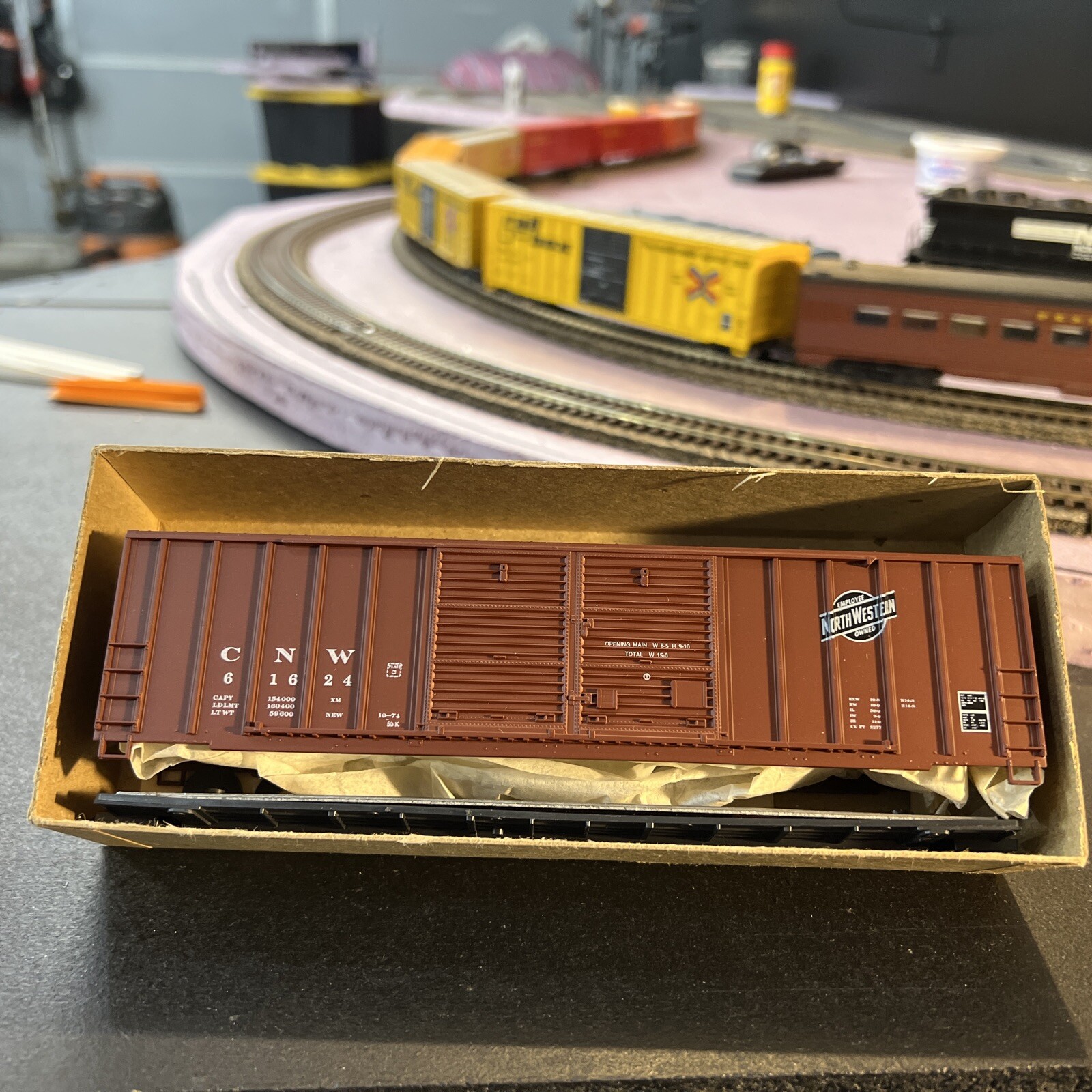 HO Roundhouse 1983 50' Double Door Box Car CNW 61624 NOS | eBay