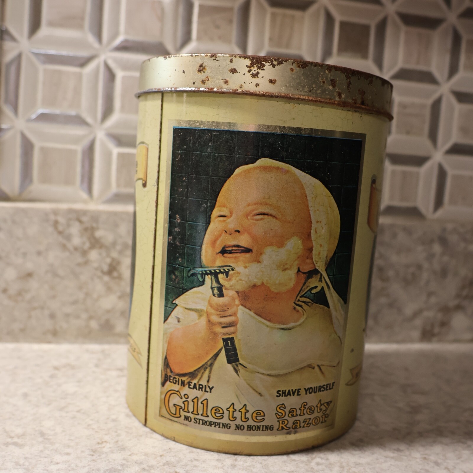GILLETTE SAFETY RAZOR TIN Baby Pictured CHEINCO Very Nice Condition 7 1 ...