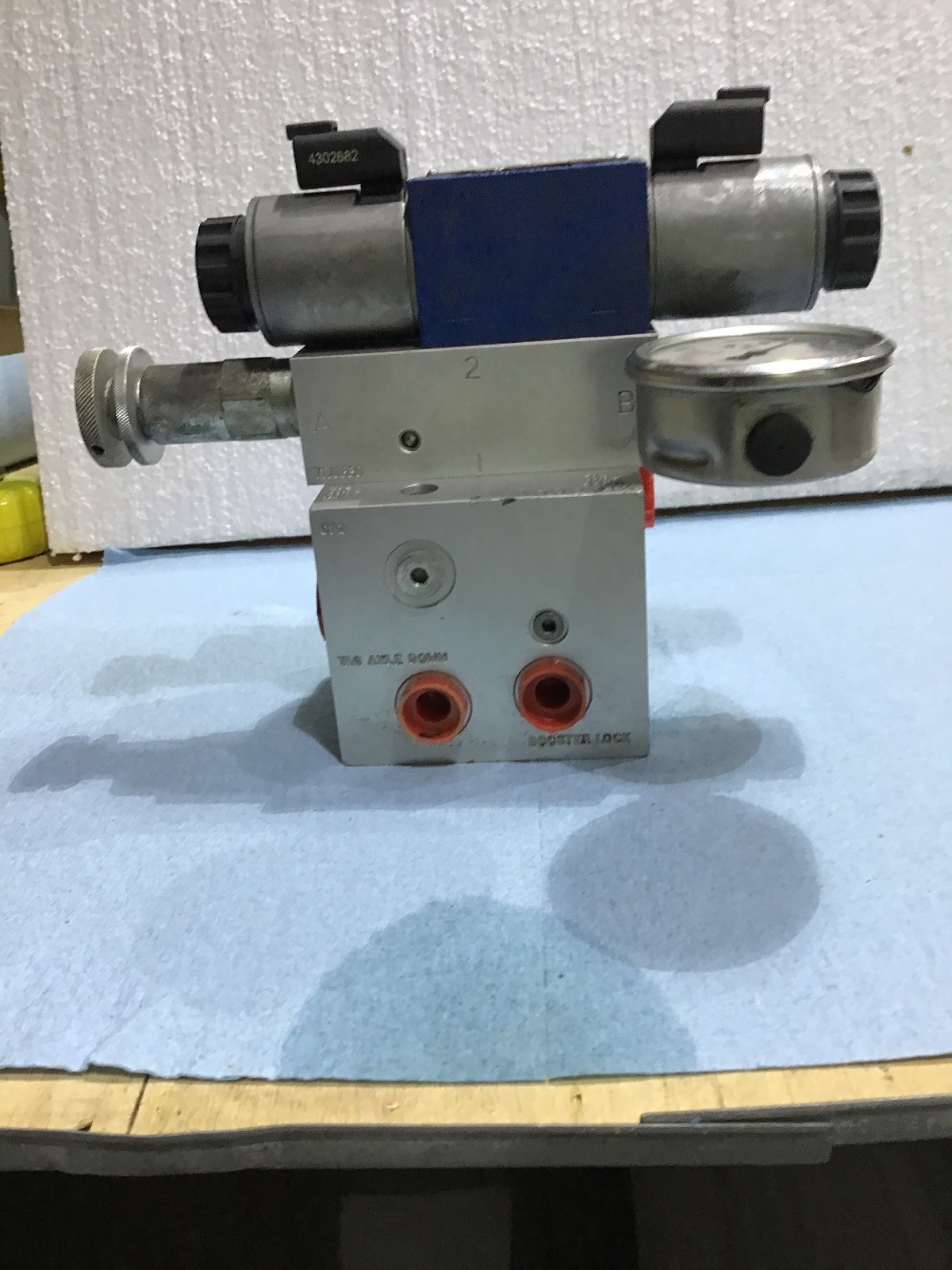 Hydraulic solenoid Semi Truck Tag Axle valve Block, Pressure Gauge 12 ...