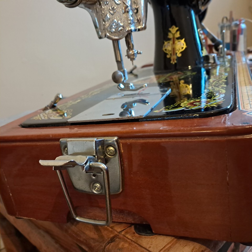 Vintage Beautiful SINGER SEWING Machine Special Edition. Gifted To ...