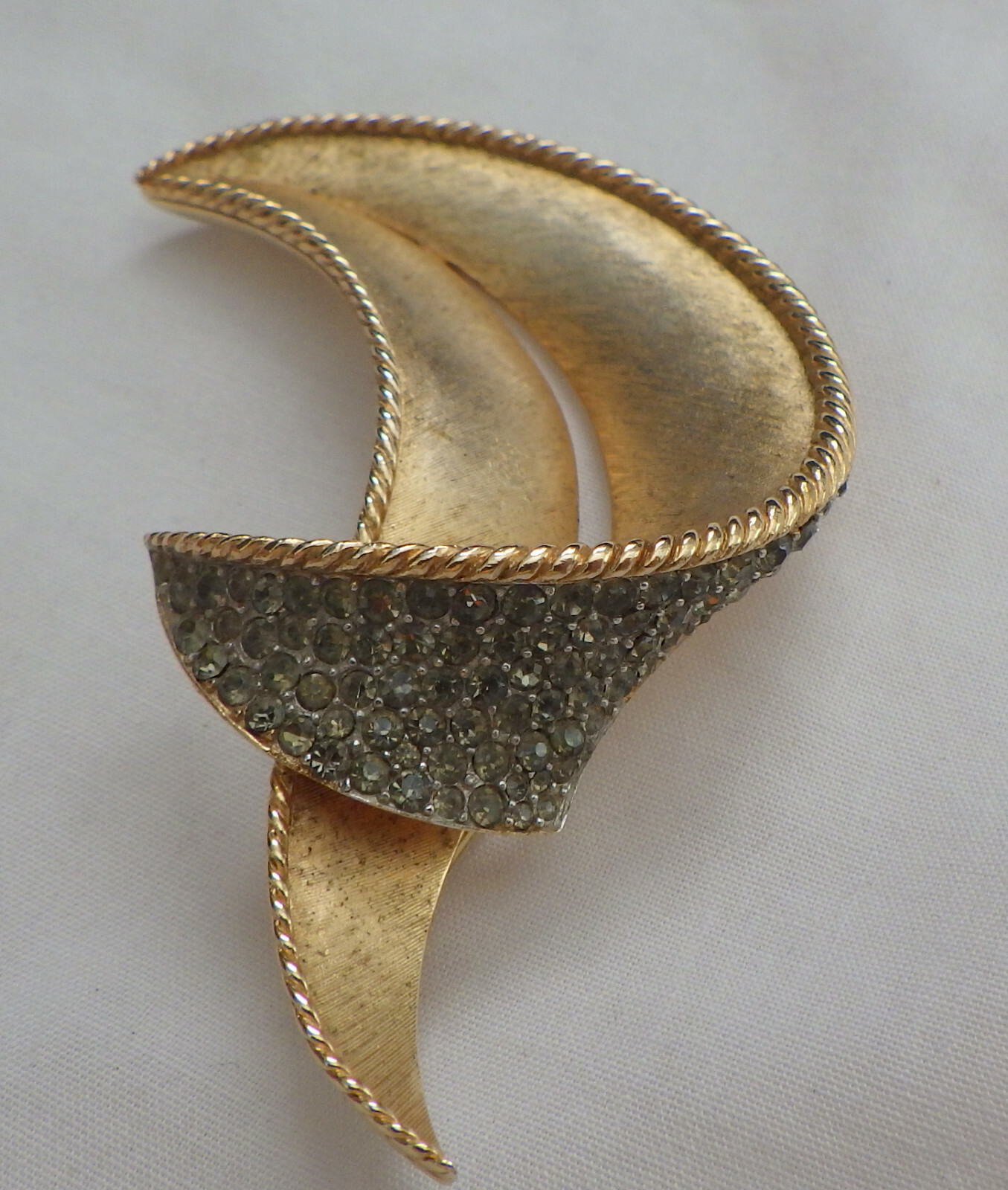 TRIFARI VINTAGE BROOCH, WITH CROWN LOGO - Gem