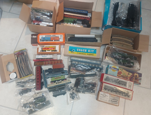 SELECTION / BUNDLE / JOB LOT MODEL RAILWAY / TRAIN COACHES, ENGINES ...