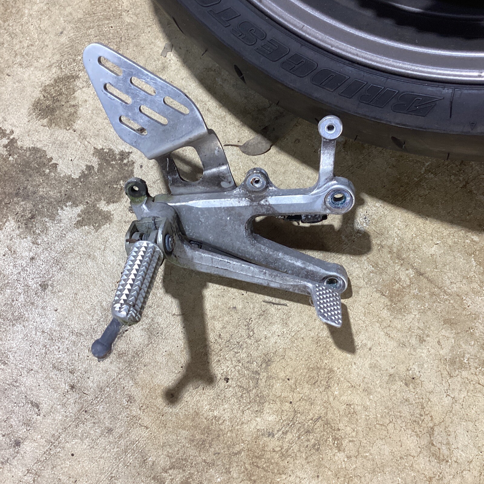 Yamaha R6 02 Right Rear Set Rear Brake Lever Foot Rest Peg Assembly L7 ...