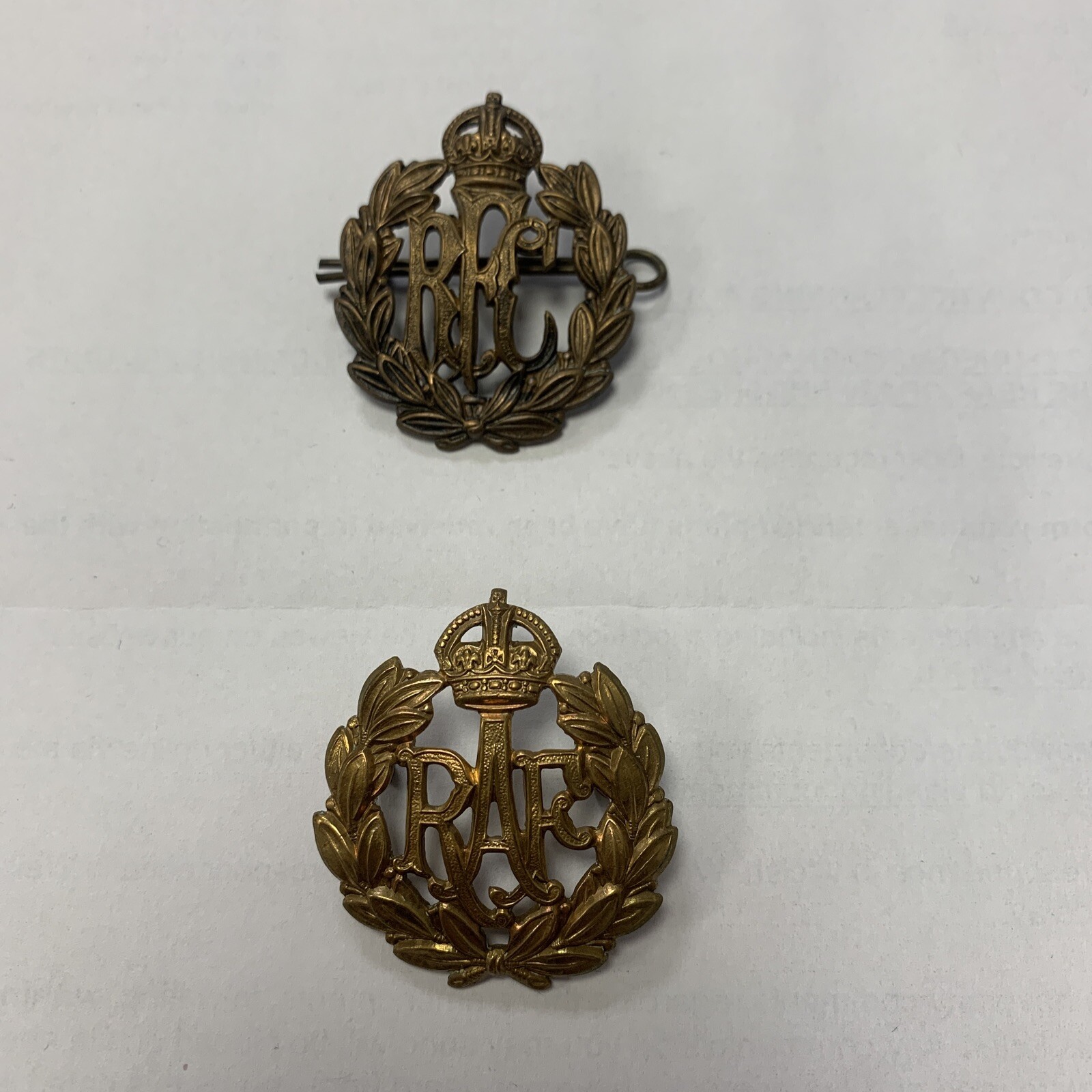 PAIR OF CAP BADGES RAF RFC ROYAL FLYING CORPS AIRFORCE WW1 WW2 MILITARY ...