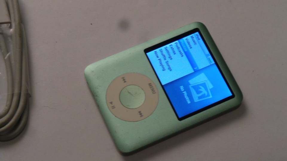 Apple iPod Nano 3rd Generation Green (8 GB) Works Great | eBay