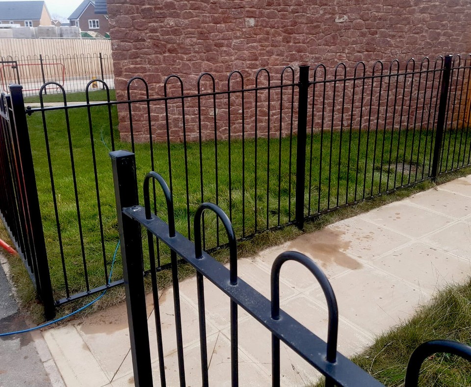 HIGH QUALITY - SQUARE STEEL GATE POST / WROUGHT IRON RAILING POST - S/M ...