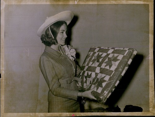 LG806 1966 Orig Photo A QUILT FOR A QUEEN Deborah Bryant Miss America ...