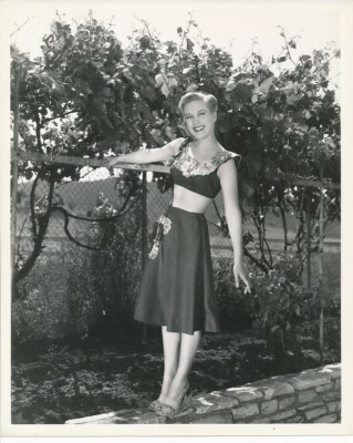 PENNY EDWARDS Starlet Original CANDID Outdoor Pose Vintage 40s Warner ...