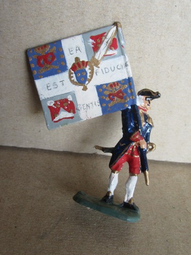 C379 Plat Etain Soldat Porte Drapeau Rgt Grenadier France XVIII Siècle ...