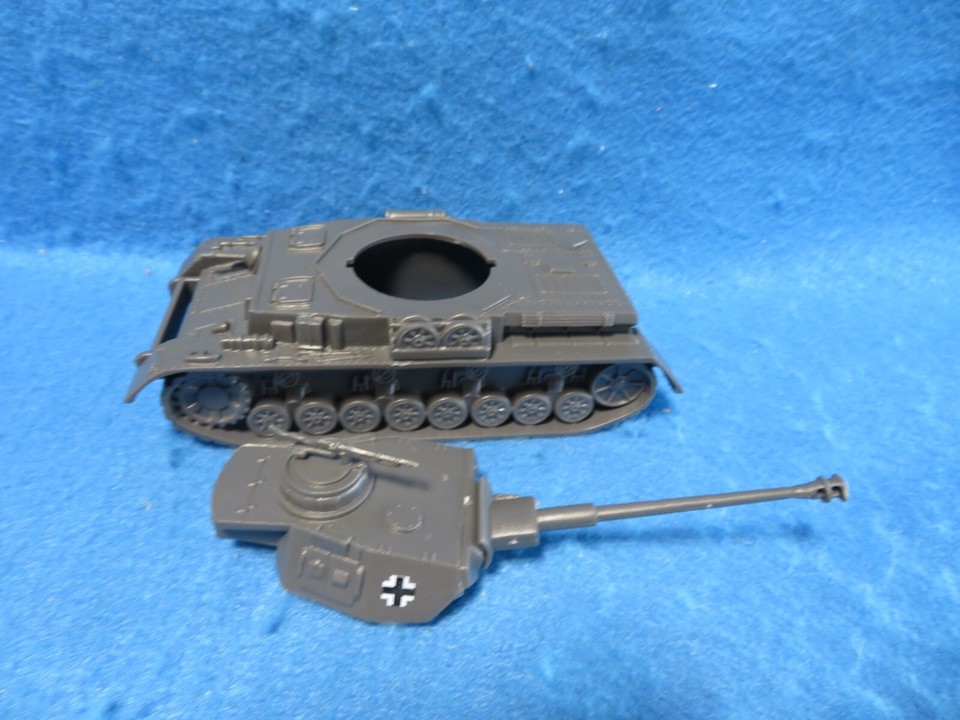 WWII Panzer IV long barrel tank by CLASSIC TOY SOLDIERS 1/38th plastic ...
