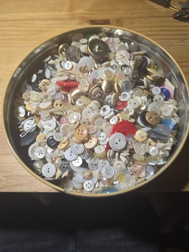 TIN FULL OF VINTAGE BUTTONS WITH GREAT VINTAGE TIN | eBay